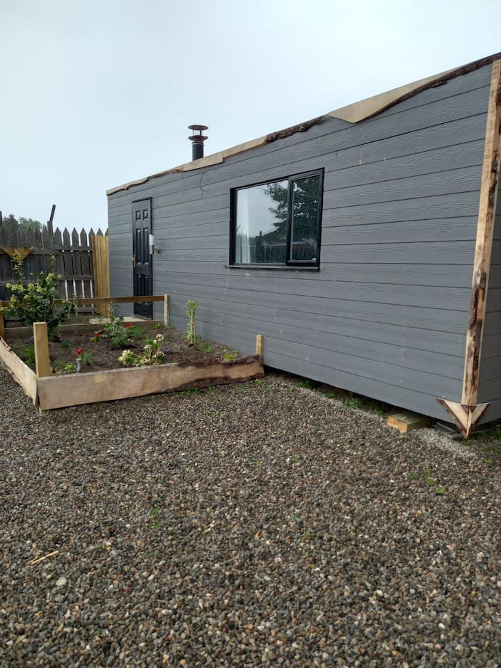 'Wee Shot' 
Cozy 1-bed Fridge Container,
Firestove - Tain
