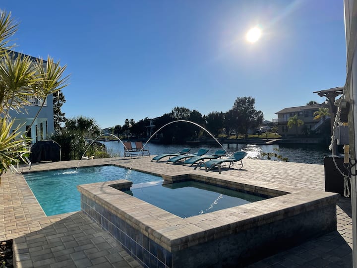 Hibiscus Beach House Your New Luxury Vacation Home - Weeki Wachee, FL