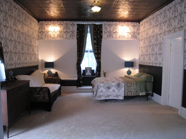 Gracious Old Home (St. Francis Suite) - Altoona, PA