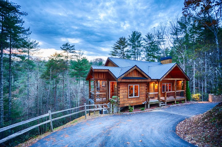 ALL PAVED; LUXURY; MINS TO DOWNTOWN; SLEEPS 10 - Cabins for Rent in ...