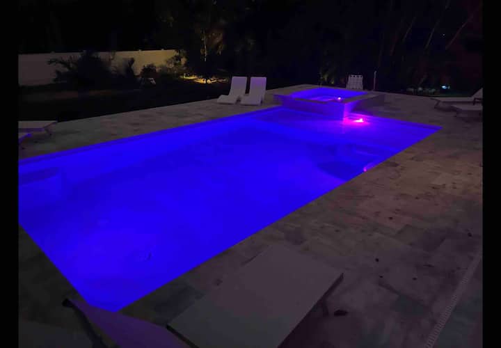 15 Downtown Near Beach With Stunning Pool/spa - Naples Beach, FL