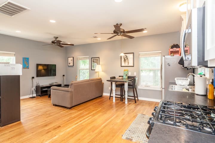 Garage Apt, 1 Mile From Downtown!! - Austin, TX