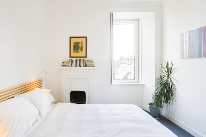 Relaxing Top-floor Flat –Views, Comfort & Location - Edinburgh