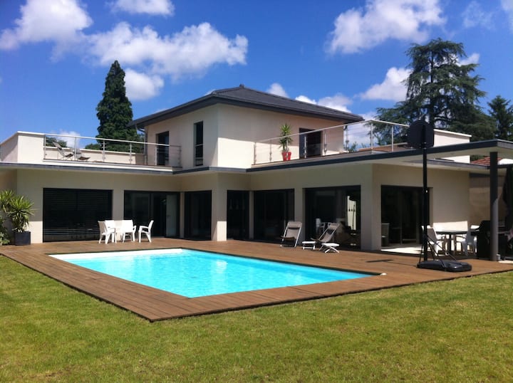 Villa Avec Piscine Sauna Et Spa Près De Lyon - Saint-André-de-Corcy