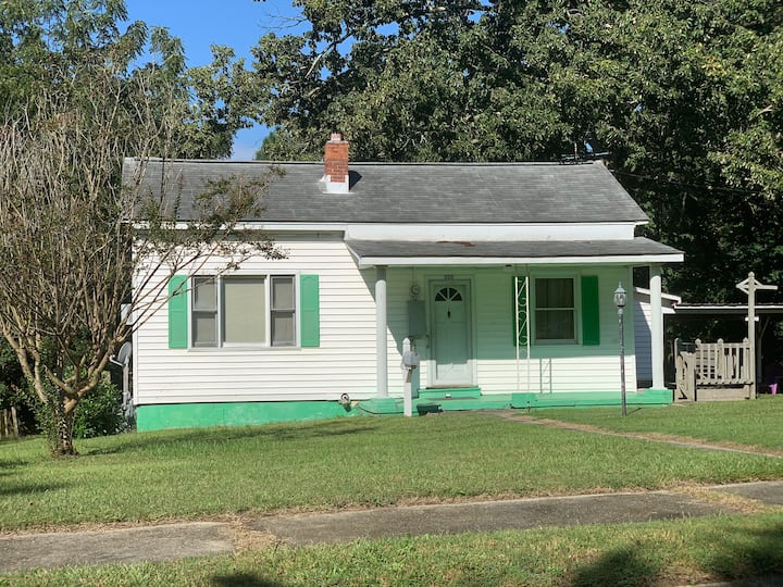 Cozy Cottage By The Creek - Princeville, NC
