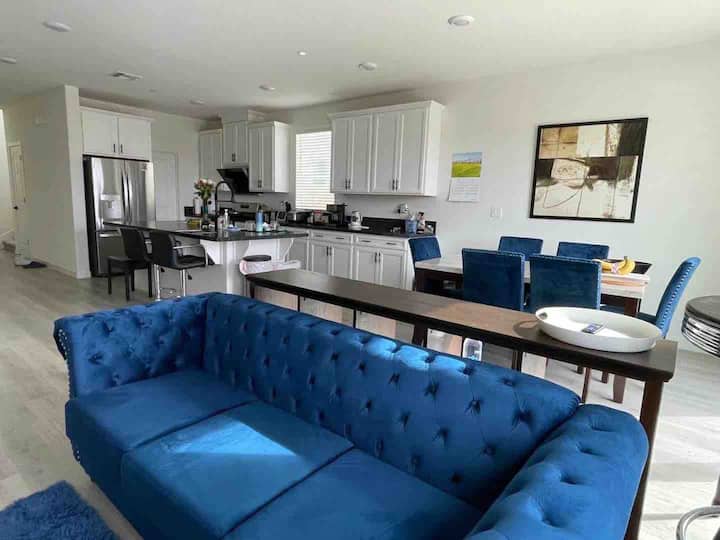 A1- Private Master Bedroom King Bed With Tv - Roseville, CA