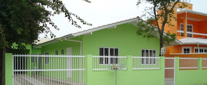 Casa Grande Bem Arejada Com Amplo Espaço E Patio - Bombinhas