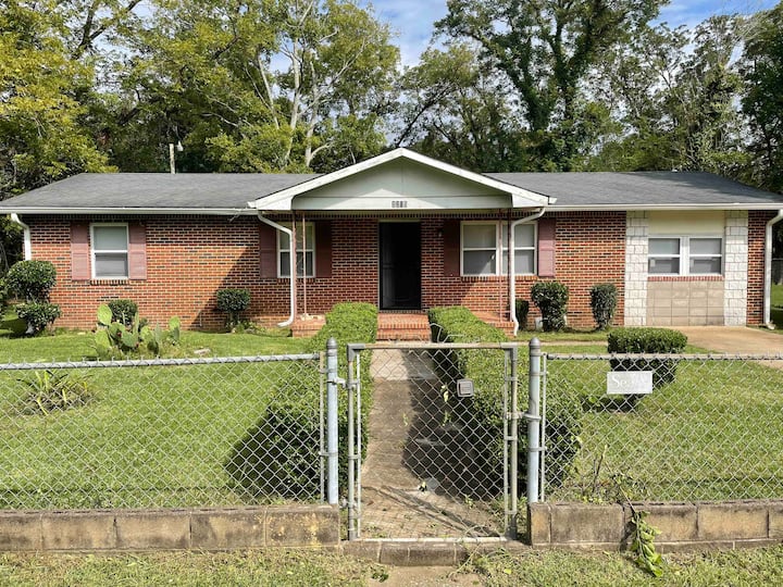 "Cheerful/cozy" Newly Remodeled 4 Bedroom Home. - Albany, GA