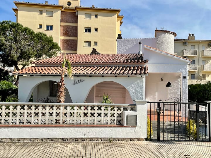 Maison Moderne Rénovée! - Roses