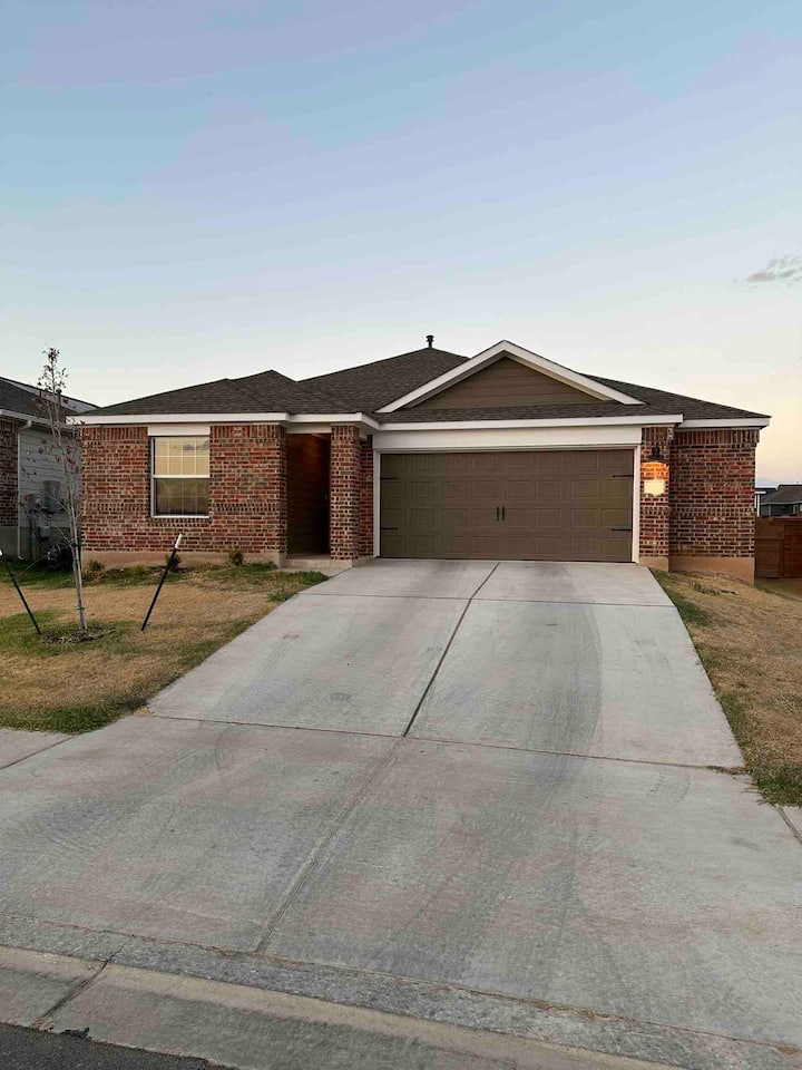 Cozy Kyle Home - Huge Backyard - Kyle, TX