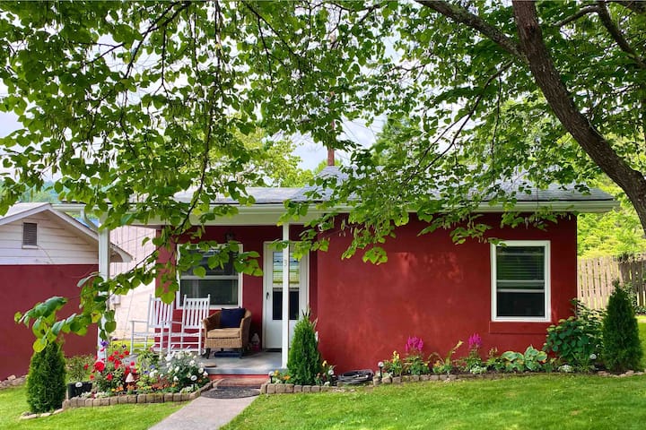 Cozy Mid-century Cottage - Newly Renovated! - Maggie Valley, NC