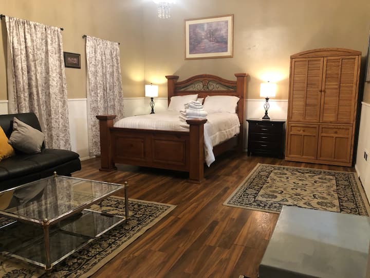 *Restful* 4 Br 1.5 Ba In Quiet Neighborhood - Holland, OH