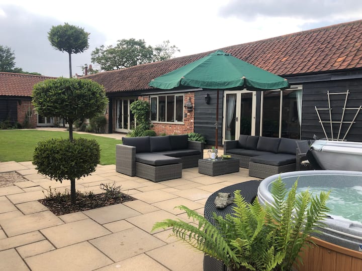 Wow Broads Holiday Barn With Hot Tub. Sleeps 6-12. - Norfolk