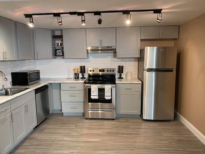 Gorgeous Sunny One Bedroom Apartment - Atlanta, GA