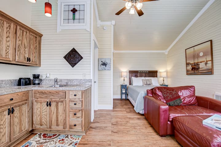 The Sea Turtle-1 Block From Beach! - Galveston