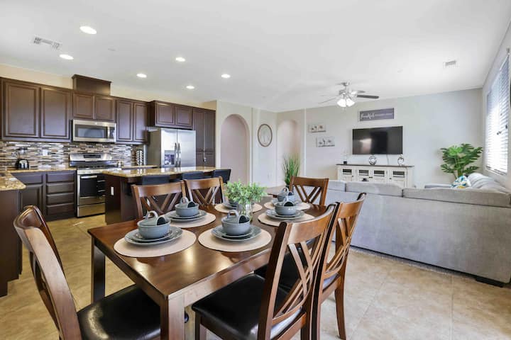 Visalia 3 Br Home 34 Miles From Sequoia Nat’l Park - Visalia, CA