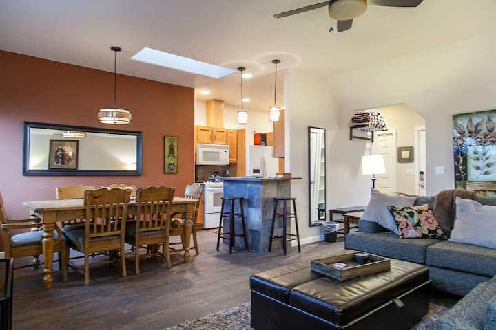 Location! 4-bedroom, 3-bath Downtown W/hottub - Bend, OR