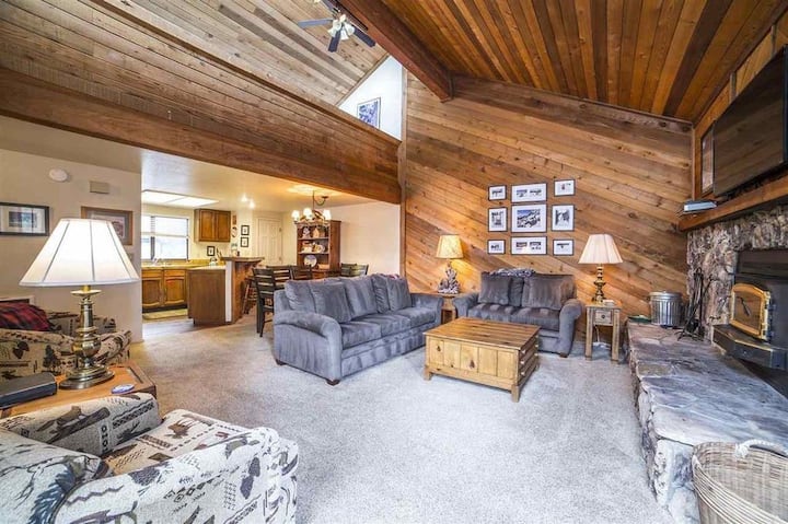 3br 4-bath +Loft Spacious Rustic Retreat Log Cabin - Mammoth Lakes, CA