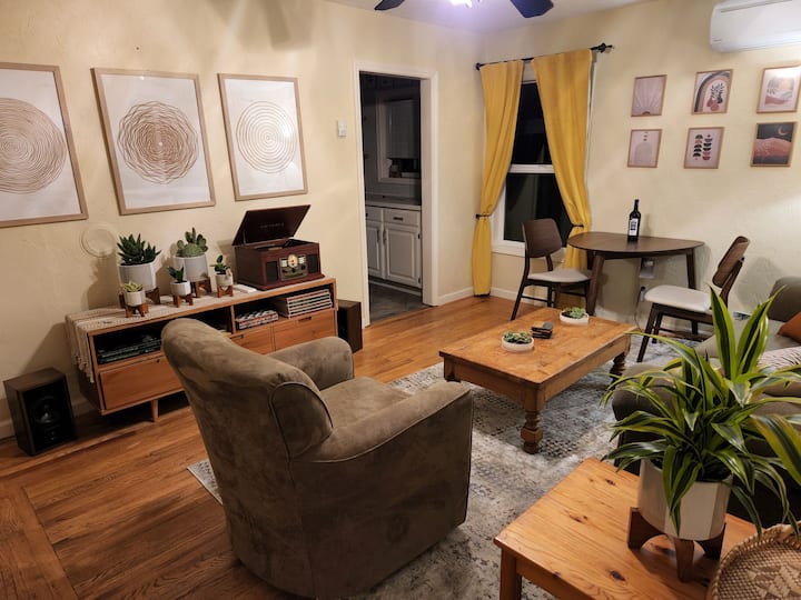 Cheerful 2-bedroom Home West Of Downtown - 유진