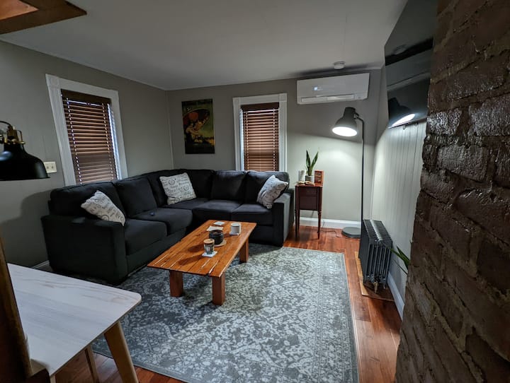 Spacious 3+ Bedroom 2nd Floor Apt Right Downtown - Burlington, VT