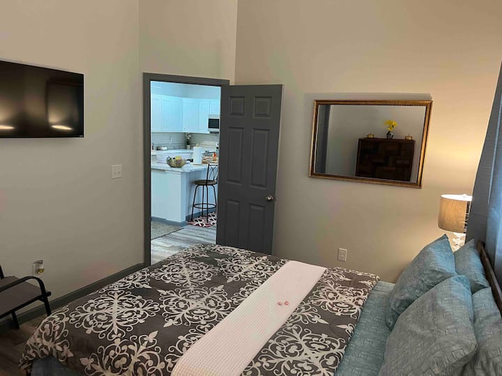 Lovely 2 Bedroom Rental Unit With Free Parking - Goat Rock Lake, GA