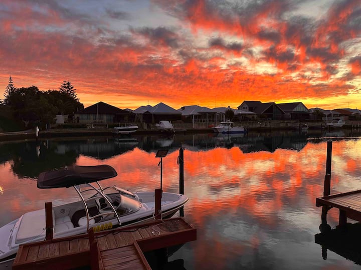 Canal Views - Accommodation In Halls Head, Mandurah: Dolphins, Sunrises And More - Mandurah