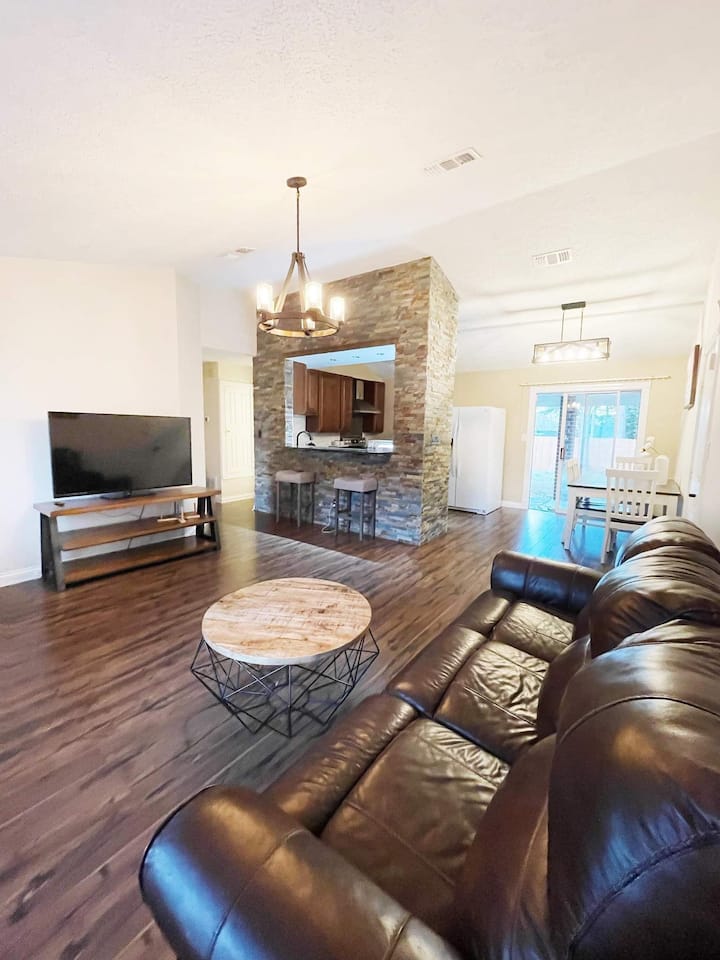 Hospital 2 Min. Airport 5 Min. The Best Location - Pensacola, FL