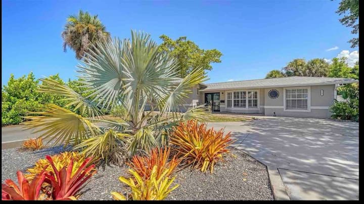 Island Oasis-3 Minutes Away From Beach! - Venice, FL