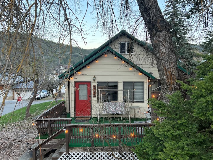 Home In Town W/parking 2  Bed 2 Bath W/loft ! - Leavenworth, WA