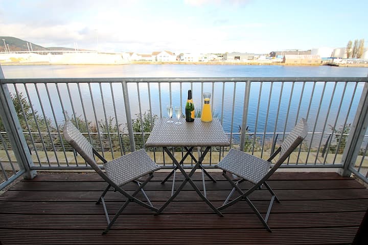Luxury Riverside Apartments - Sleeps 8 - Inverness