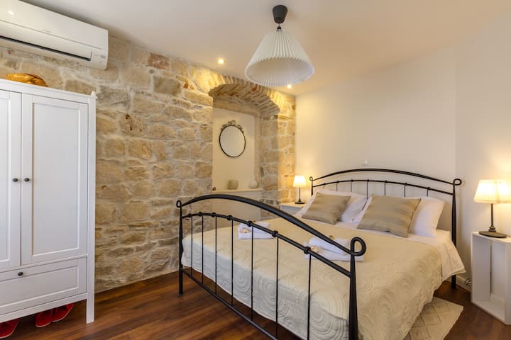 Stone Elegance (Kamik), 4* Apartment At Center - Split