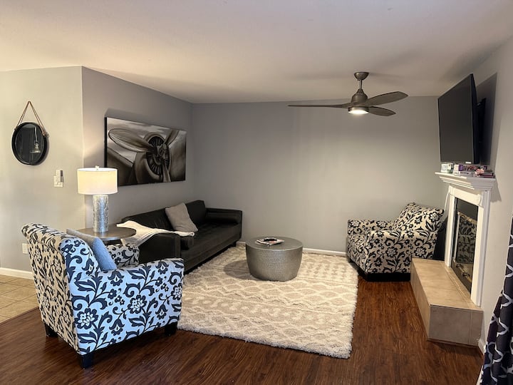 Comfy Townhome Retreat - Modesto, CA