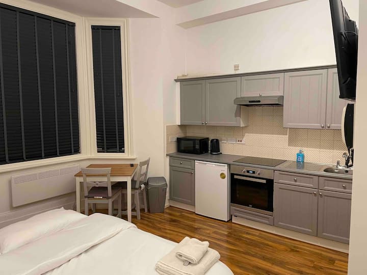 Self Contained Studio Flat - London
