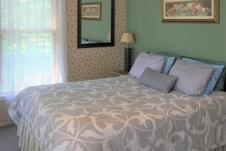 B&a Bedroom Private Entrance & Bath Non-smoking - Maine