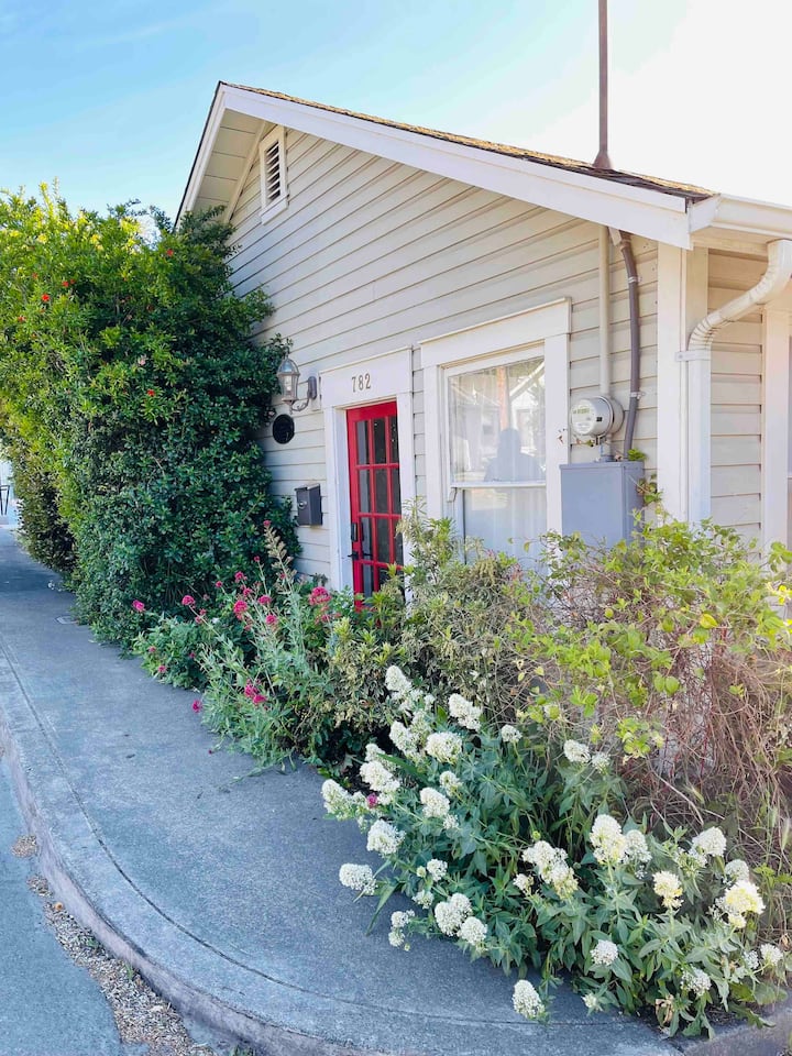 Charming 2 Bedroom Cottage With Private Garden - Richardson Grove State Park, Garberville