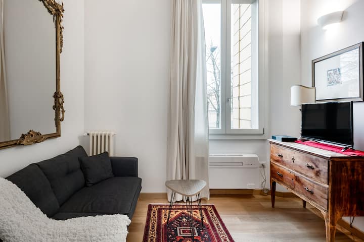 Grande, Moderno Appartamento In Edificio Storico - Bolonia