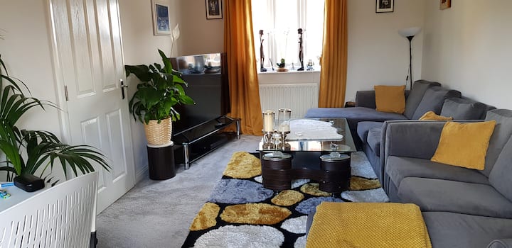 Double Bedroom In A Fresh And Clean Family Home. - Swindon