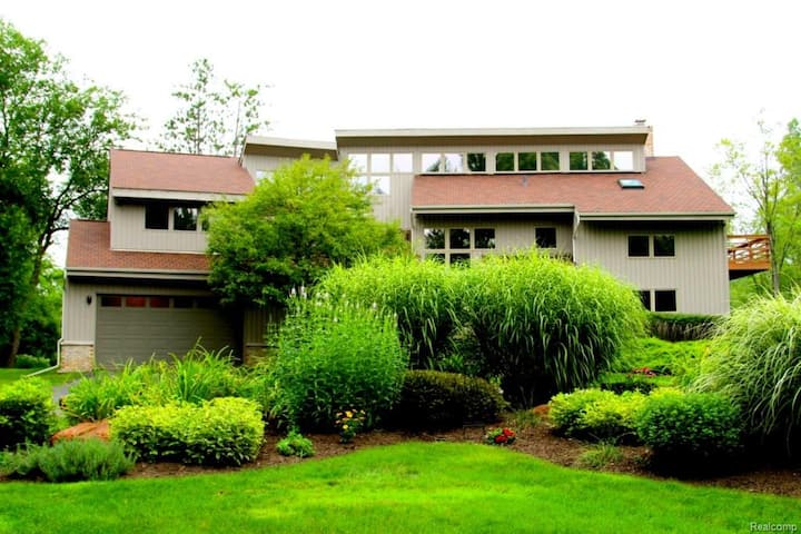 Private Paradise - Novi, MI
