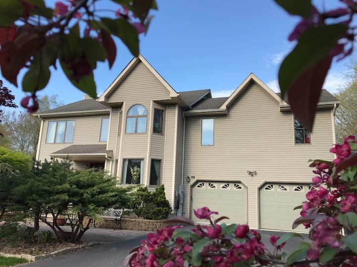 Beautiful Colonial Home In Ledyard - Norwich, CT