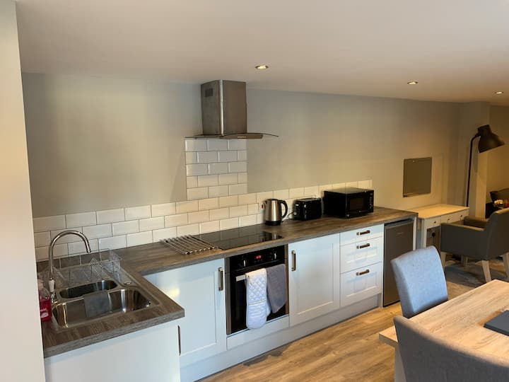 Fully Furnished Fornham Studio Apartment - Woking