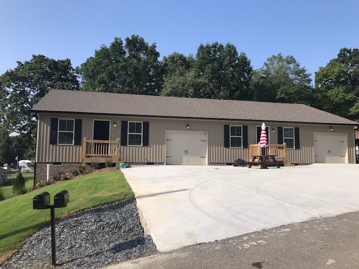 Entire Quiet 4-bed 4-bath Townhome Near Old Town - Cleveland, TN
