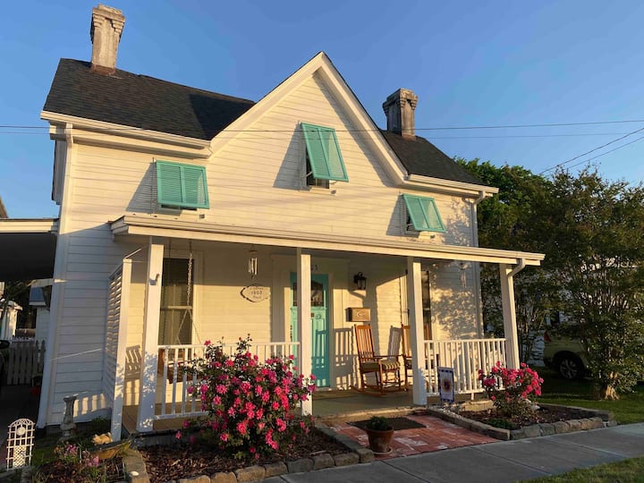 The Coastal Cottage. - Beaufort, NC