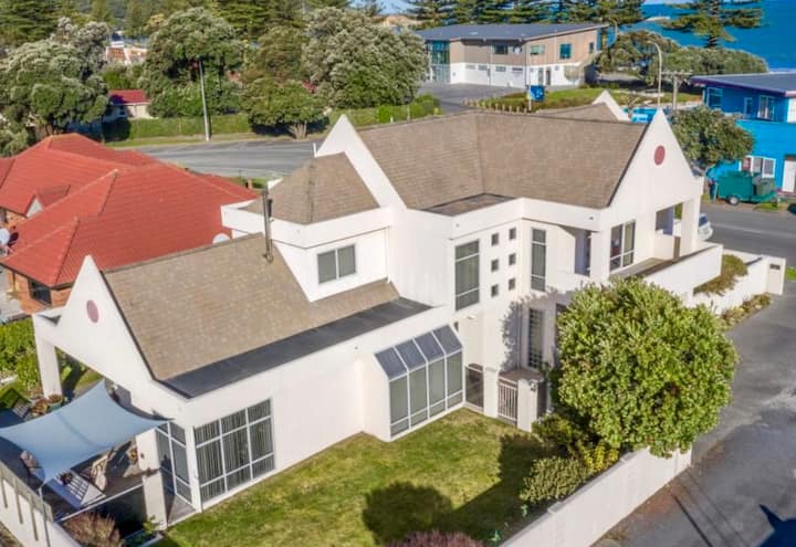 Beach & Cbd Gisborne - 4 Beds, 2 Baths - Gisborne