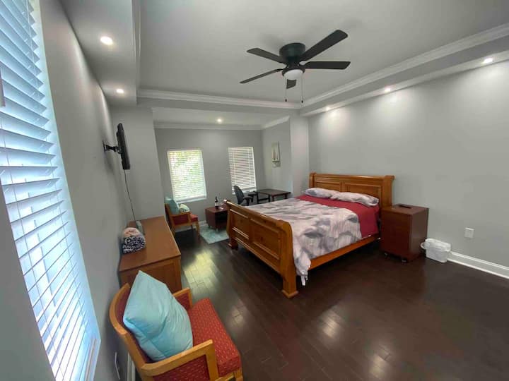 Master Bedroom (Private Bathroom) - Baltimore, MD