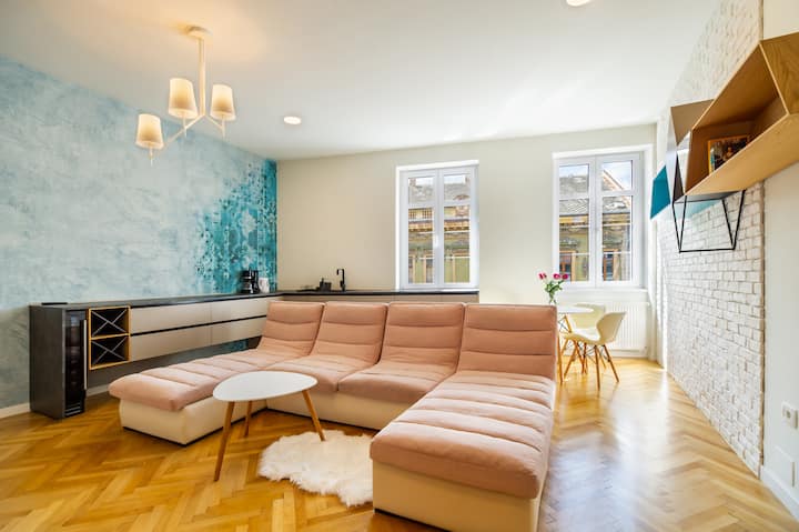 The Cube Apt ⛰️Tampa Mt View From Balcony ⭐️Old Town - Brașov