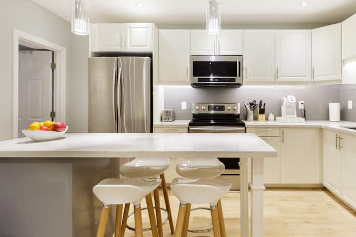 Chic Living In The Annex Above Retail Boutique - Toronto