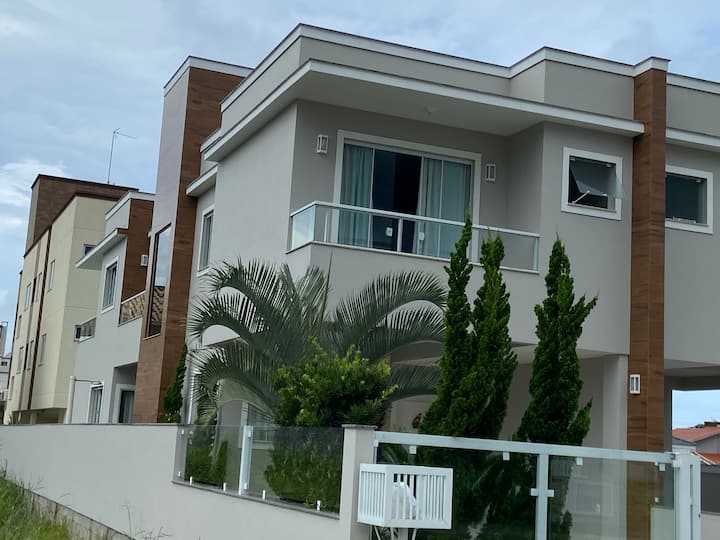 Casa Com Piscina Na Praia De Palmas - Sc - Governador Celso Ramos