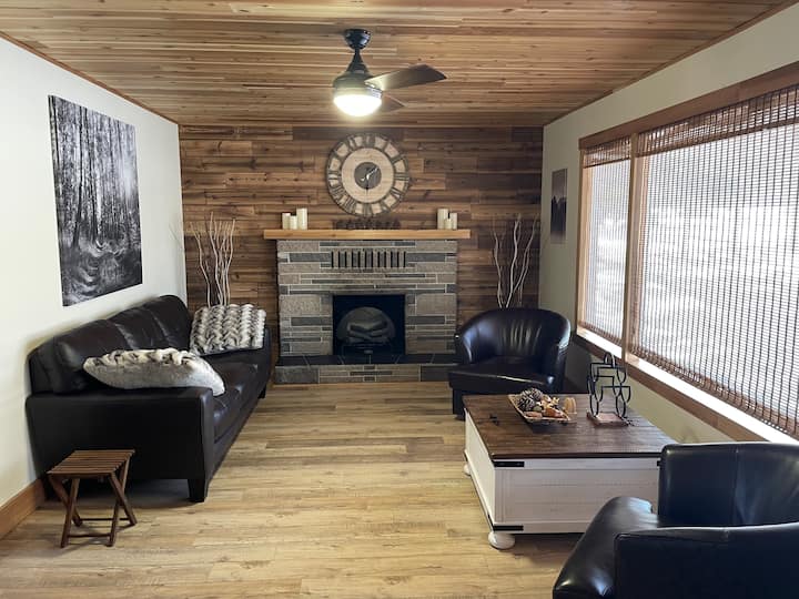 Cheerful 4 Bedroom Farm Bungalow In Inveremere - Invermere