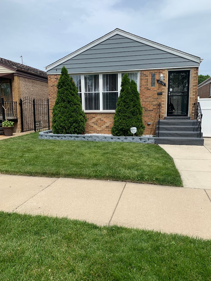 Updated 3 Bedroom Hosting Dream Mins From Midway. - Chicago, IL