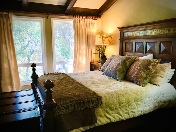 Light-filled Home Among The Oaks - Sonora, CA